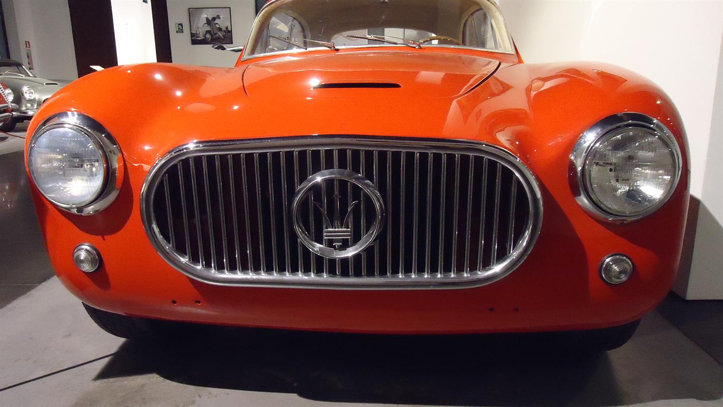 Vintage, cars & beauty: All these and more at the car museum Malaga.