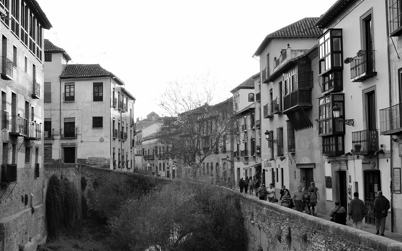 A city walk along the river Darro in Granada